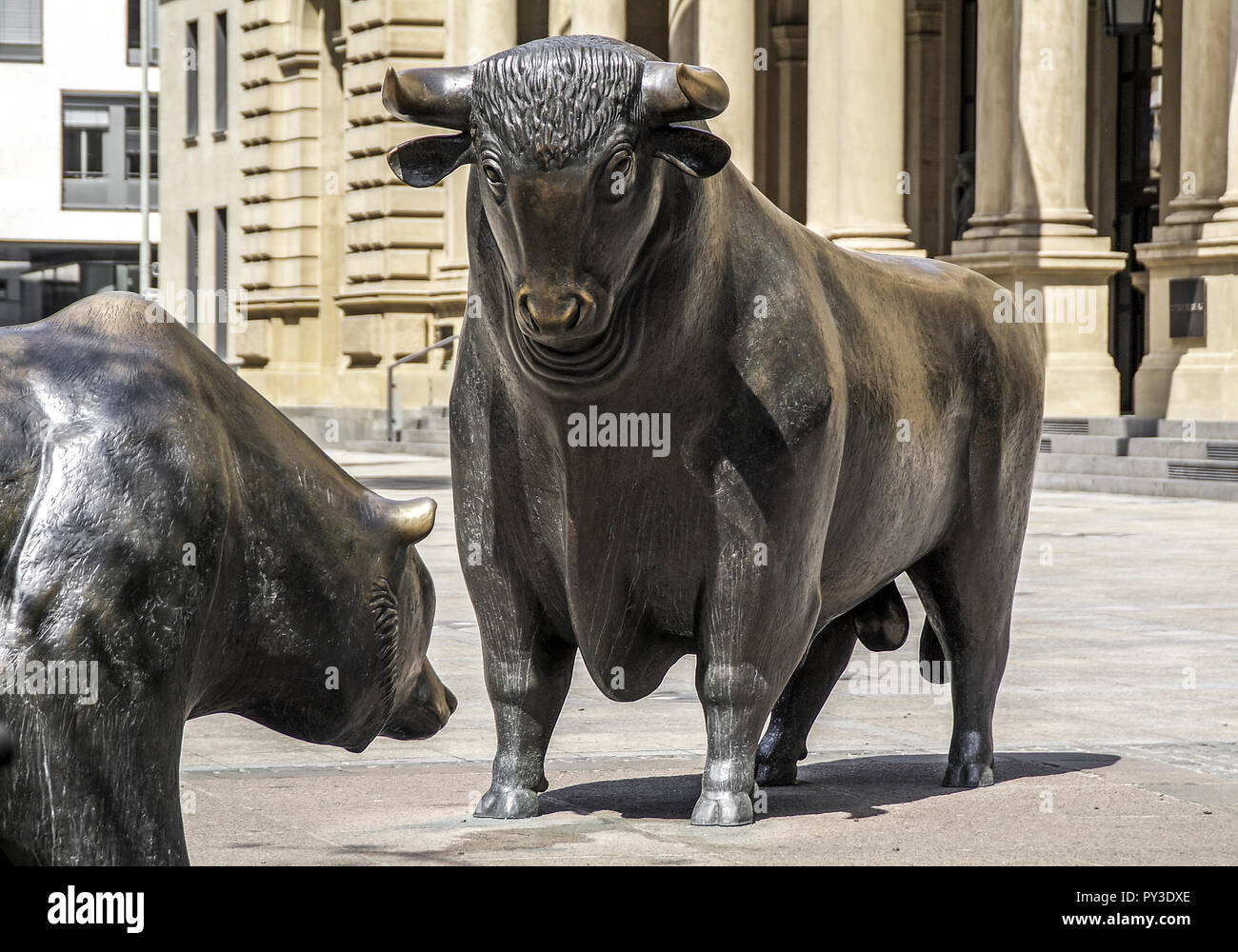Bulle und Baer vor der Frankfurter Boerse, Deutschland Stock Photo - Alamy