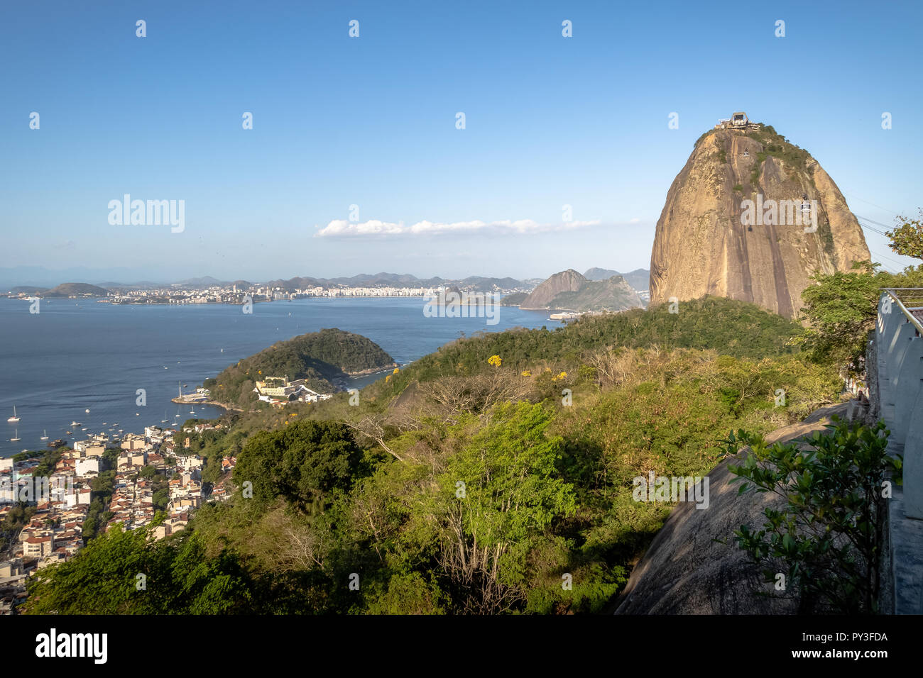Sugarloaf mountain and guanabara bay hi-res stock photography and ...