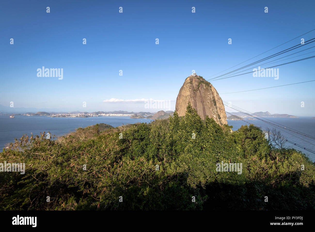Sugarloaf mountain and guanabara bay hi-res stock photography and ...