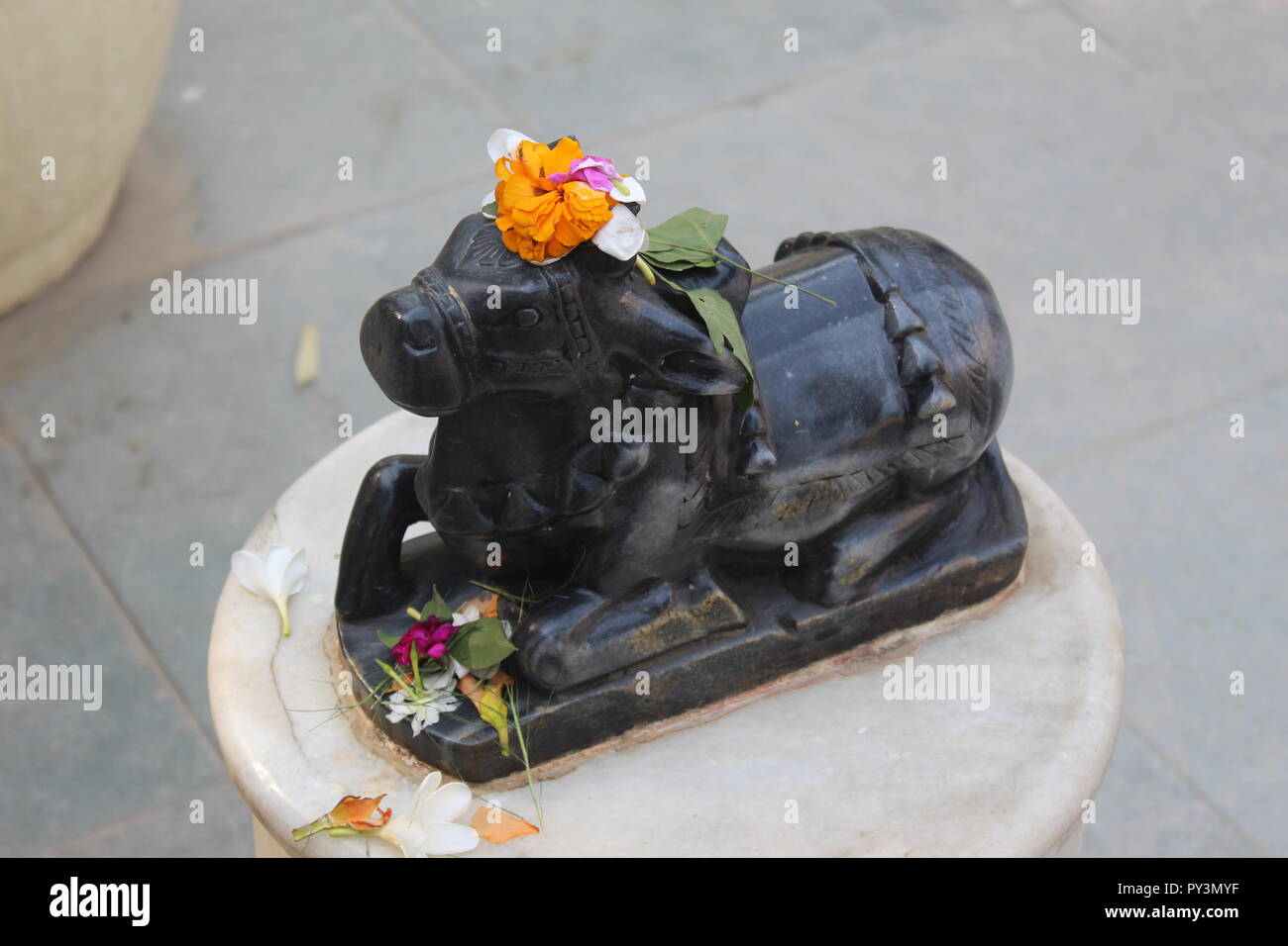 Nandi statue pics hi-res stock photography and images - Alamy
