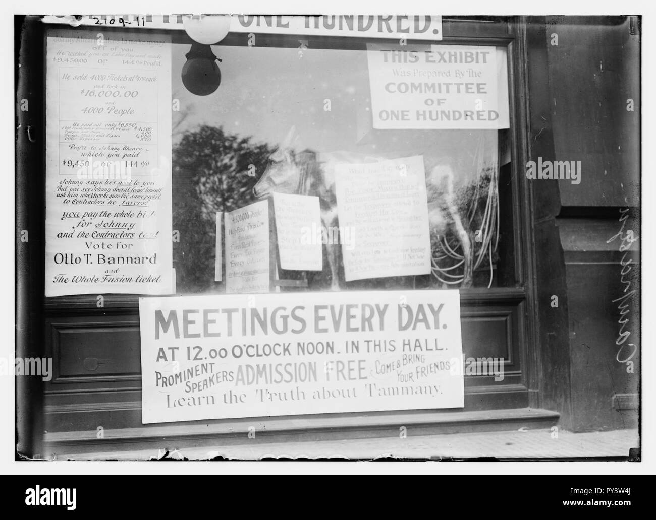 Vintage campaign signs hi-res stock photography and images - Alamy