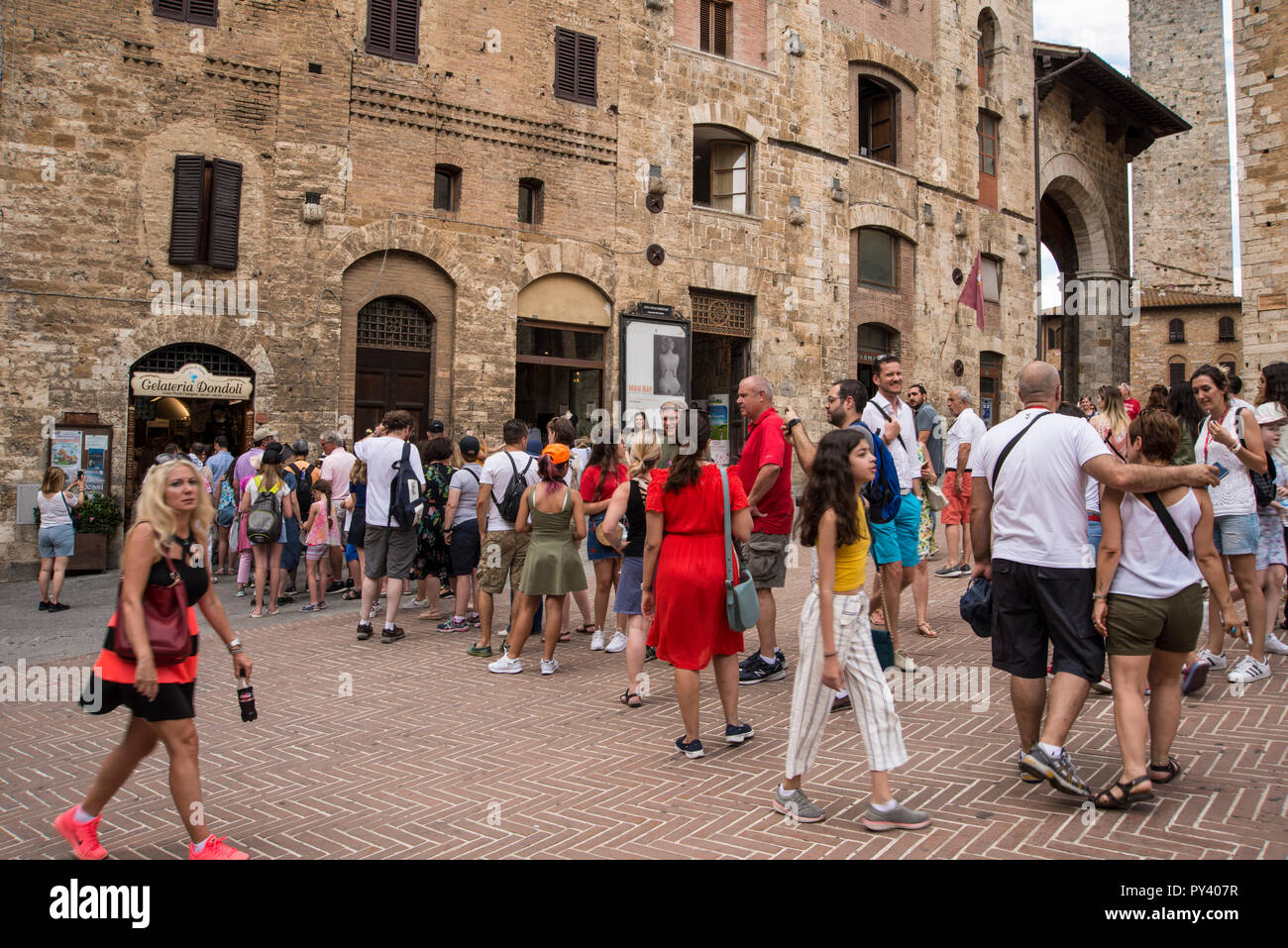 Very long queue hi-res stock photography and images - Alamy