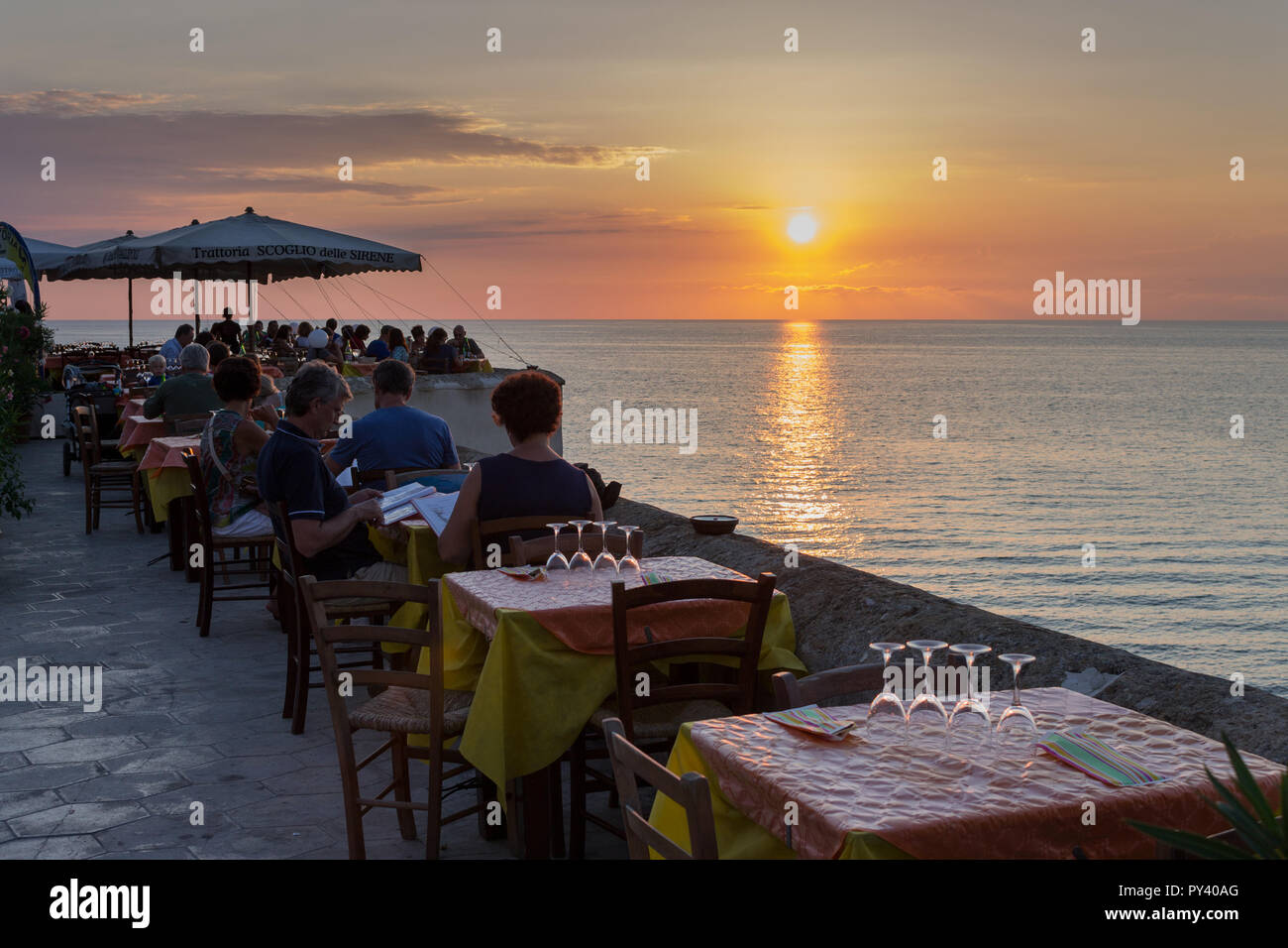 Silouette people hi-res stock photography and images - Alamy