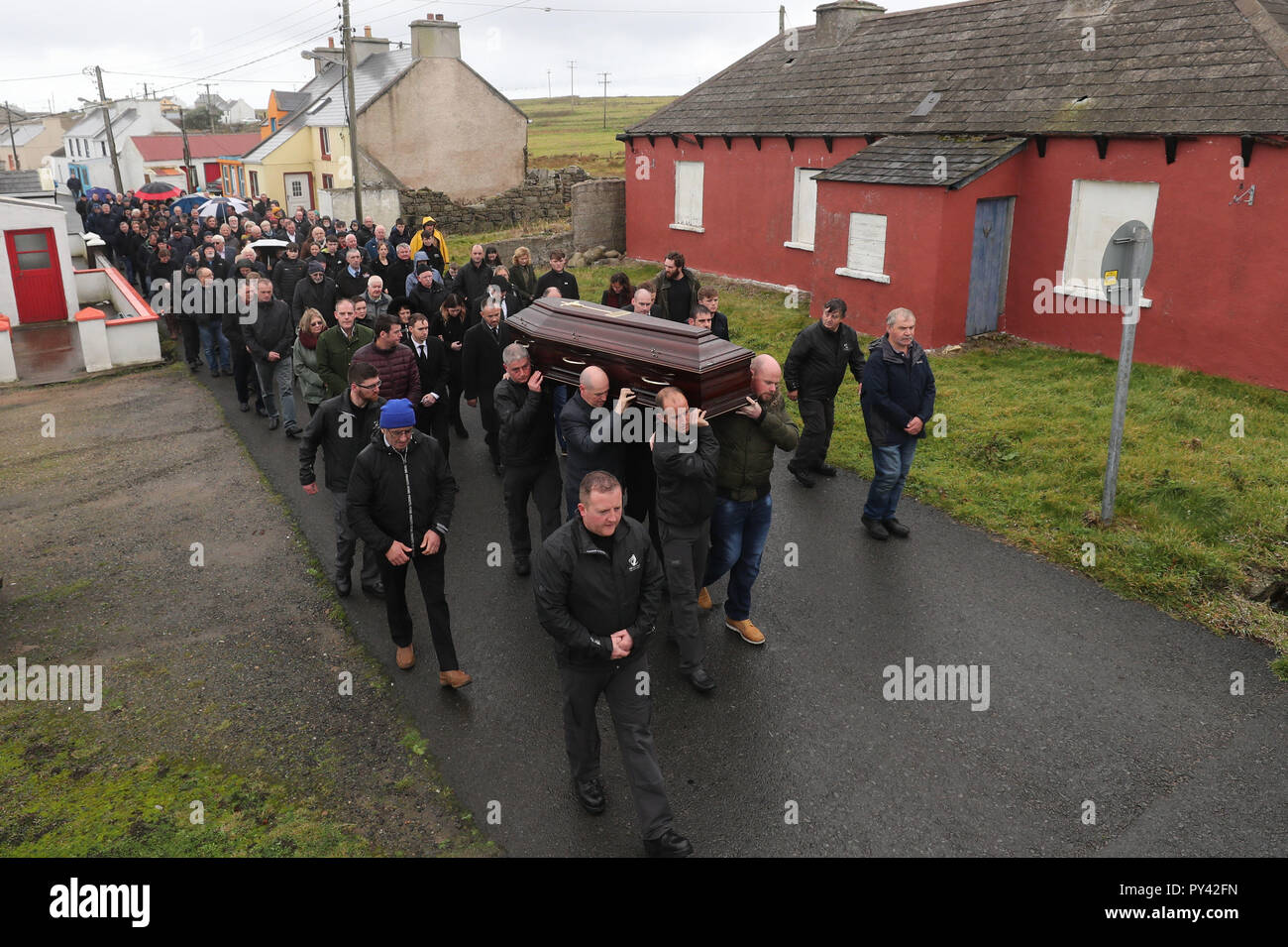 The coffin of Ireland's last king, Patsy Dan Rodgers, makes it way to ...