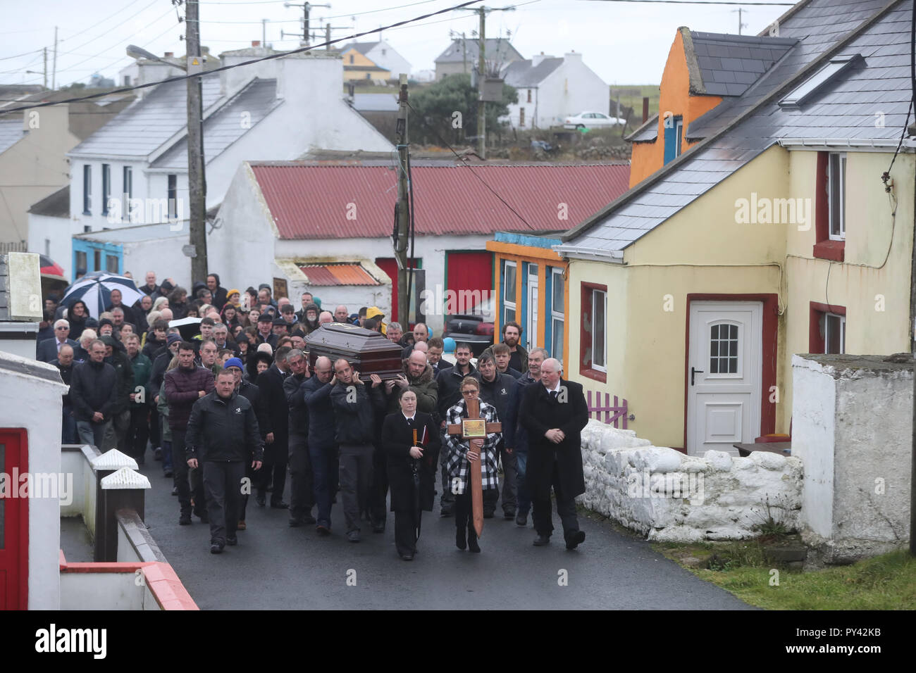 The coffin of Ireland's last king, Patsy Dan Rodgers, makes it way to ...