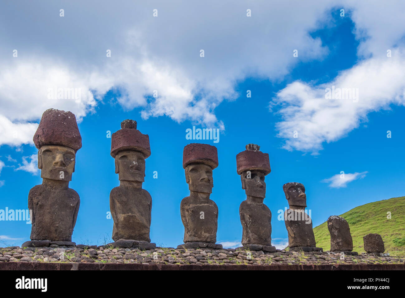 The seven moai di Ahu Nau Nau Stock Photo - Alamy