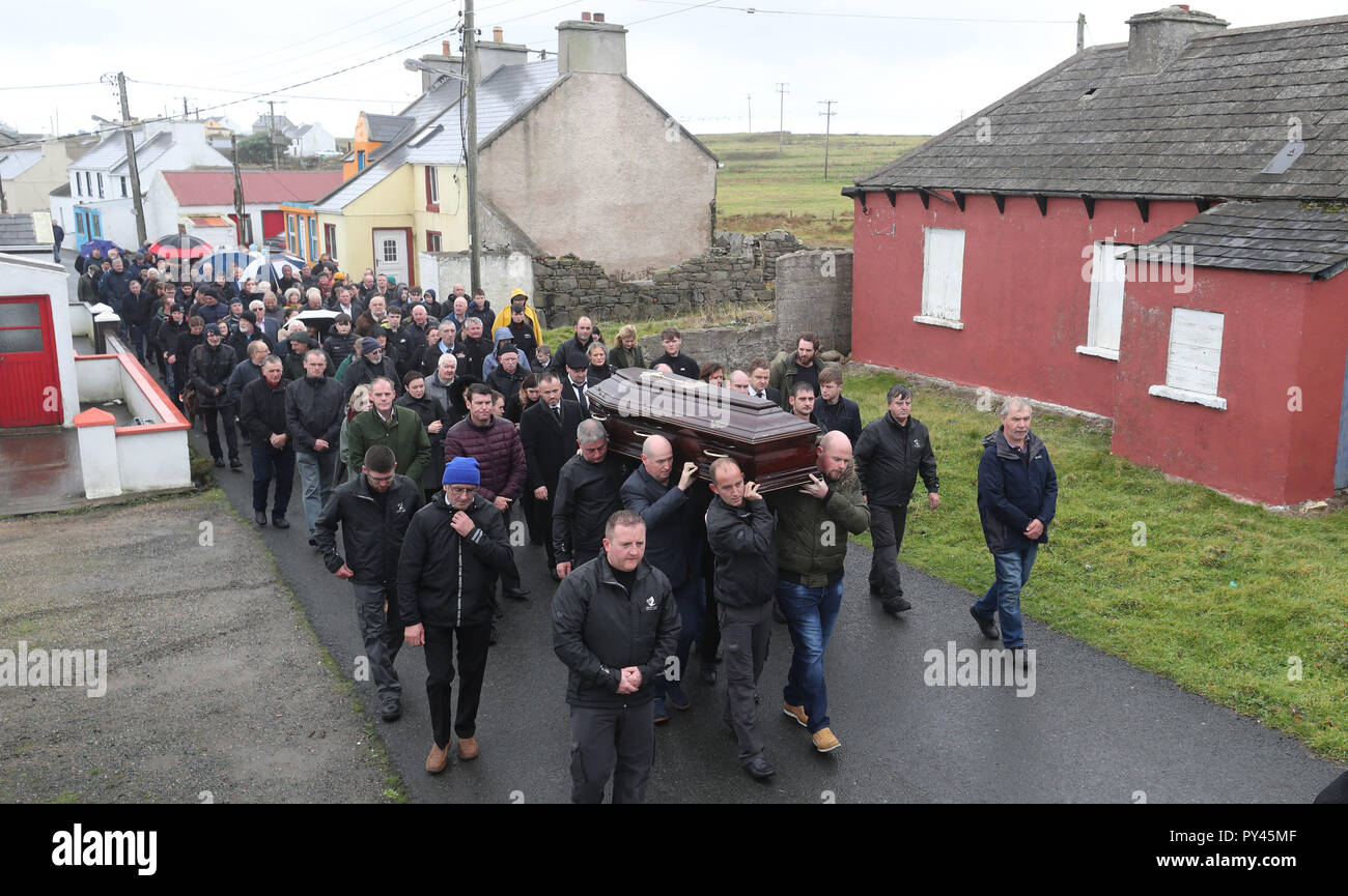 The coffin of Ireland's last king, Patsy Dan Rodgers, makes it way to ...