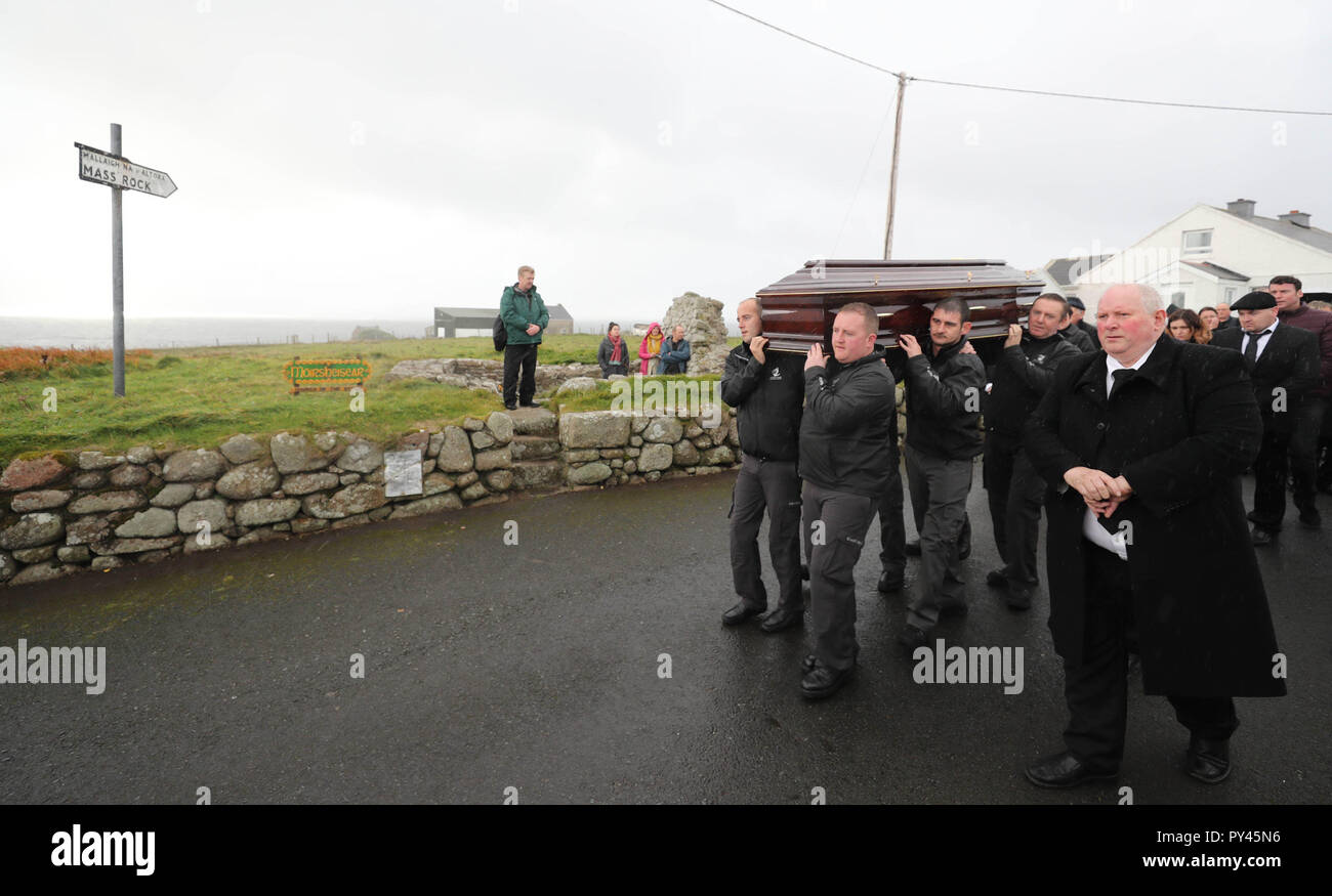 The coffin of Ireland's last king, Patsy Dan Rodgers, makes it way to ...
