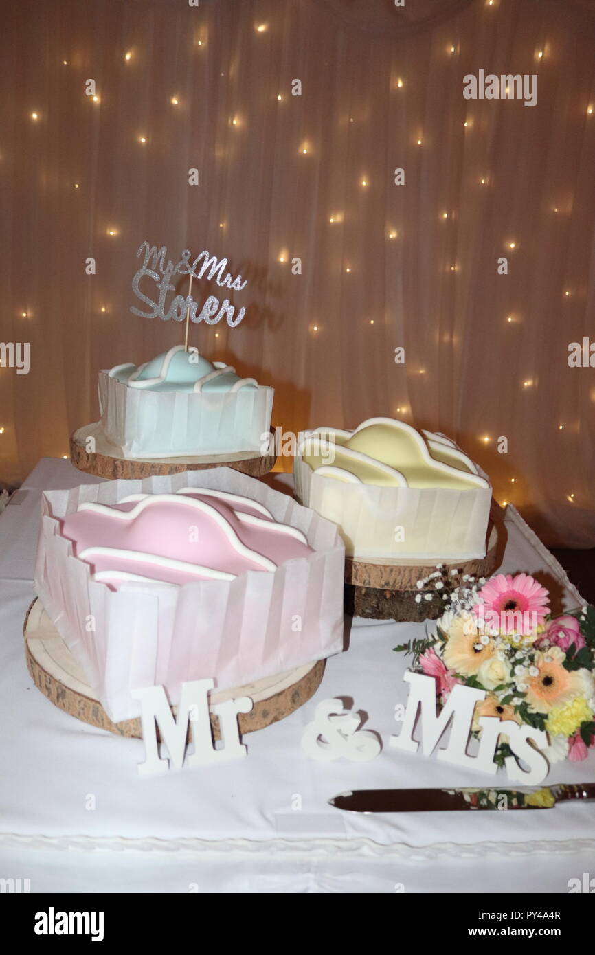 Giant cakes hi-res stock photography and images - Alamy