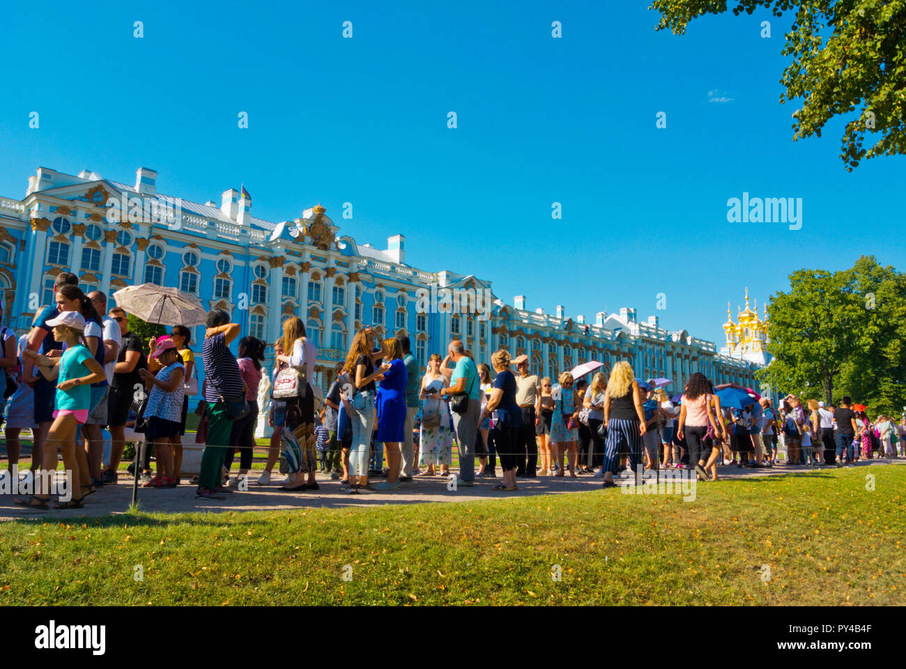 Queue outside palace hi-res stock photography and images - Alamy