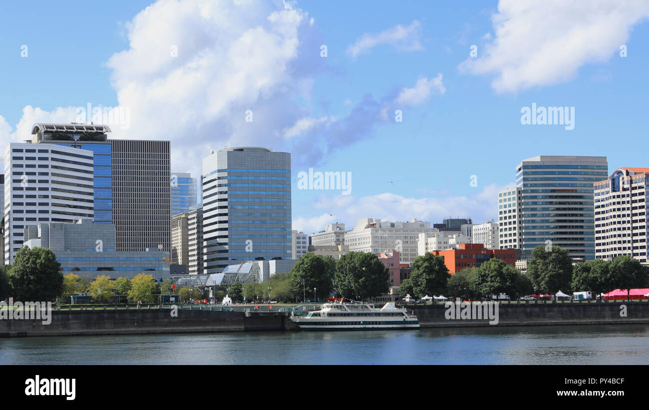 The Portland, Oregon skyline on a fine sunny day Stock Photo - Alamy