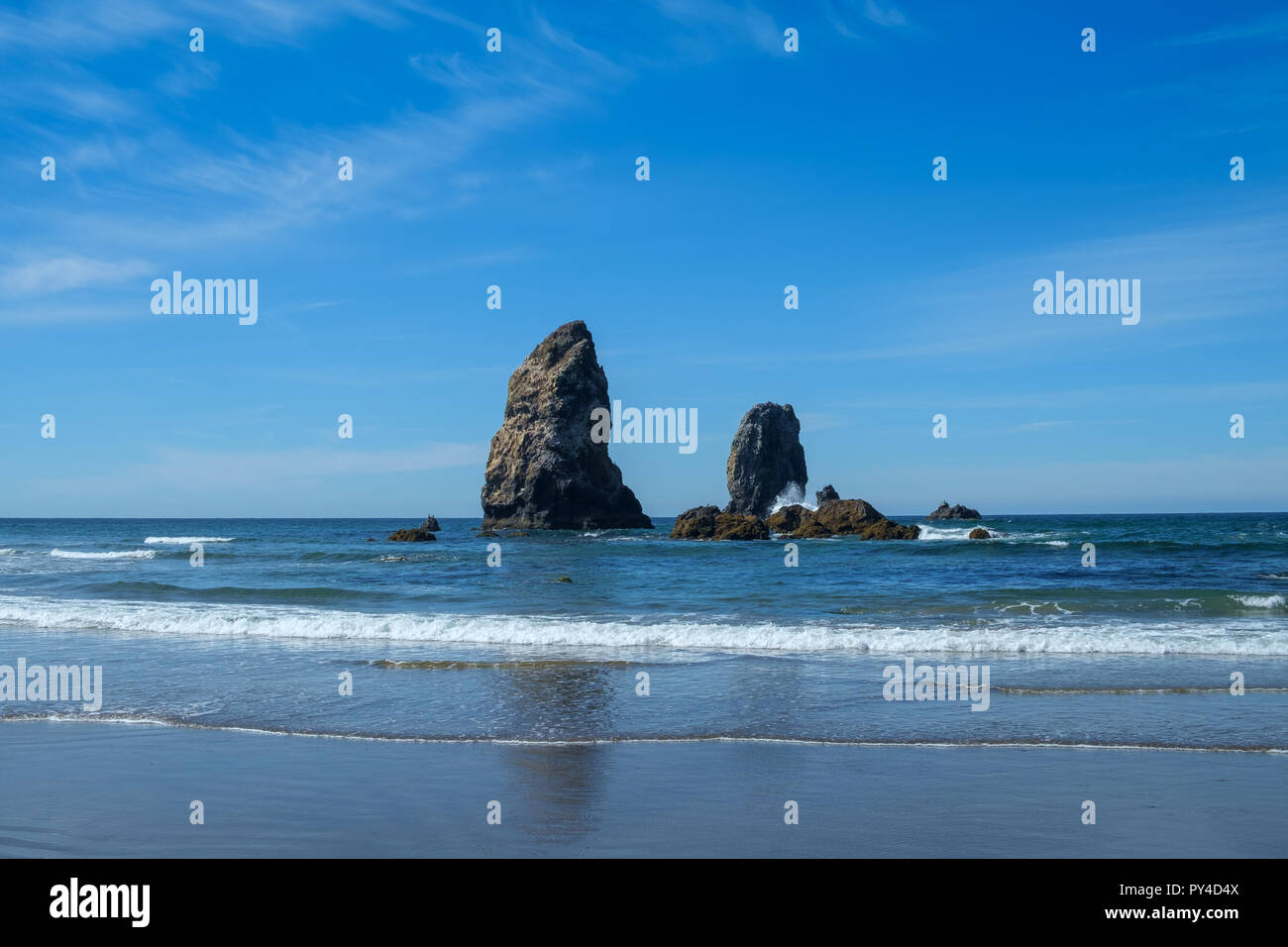 Cannon Beach and Sea Stacks, Oregon, USA Stock Photo - Alamy