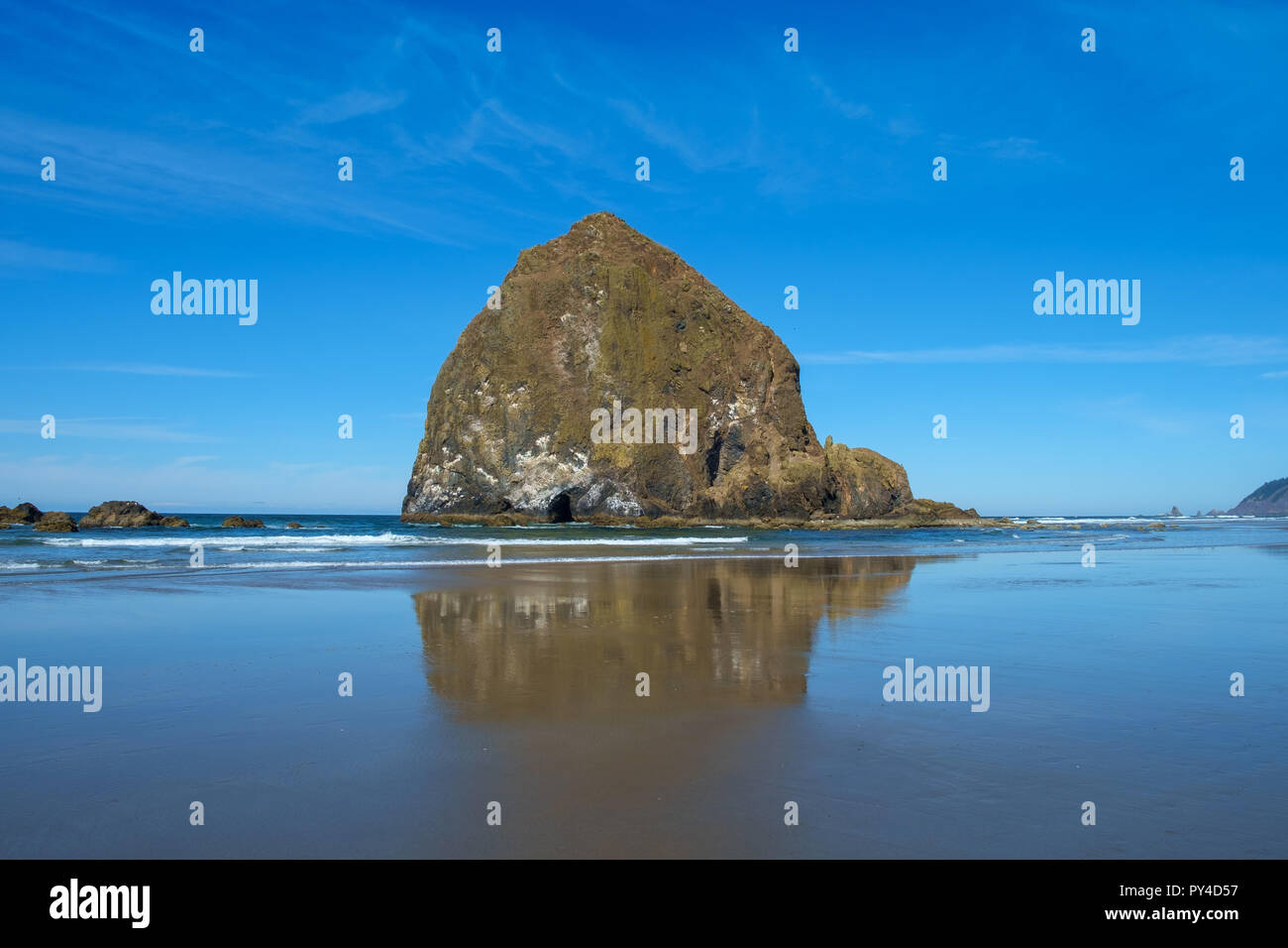 Cannon Beach and Haystack Rock, Oregon, USA Stock Photo - Alamy