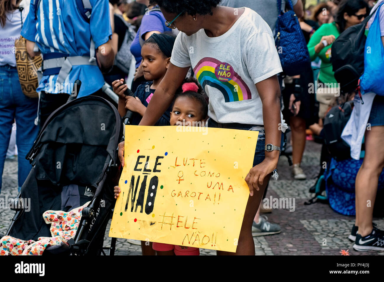 Brazil street kids hi-res stock photography and images - Alamy