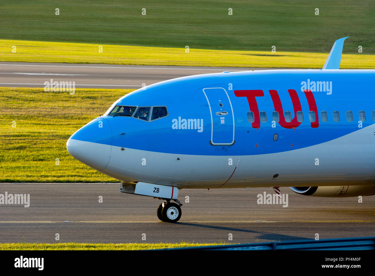 Tui boeing 737 800 hi-res stock photography and images - Alamy