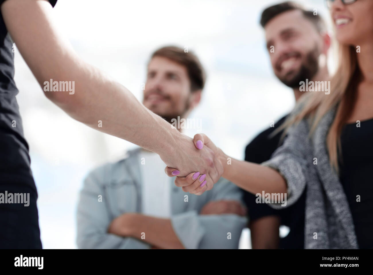 Close-up Shaking Hands.Man and woman Stock Photo - Alamy