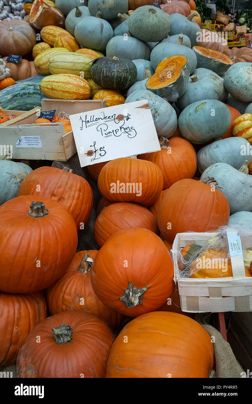 Pumpkins on a market stall in preparation for Halloween Stock Photo - Alamy