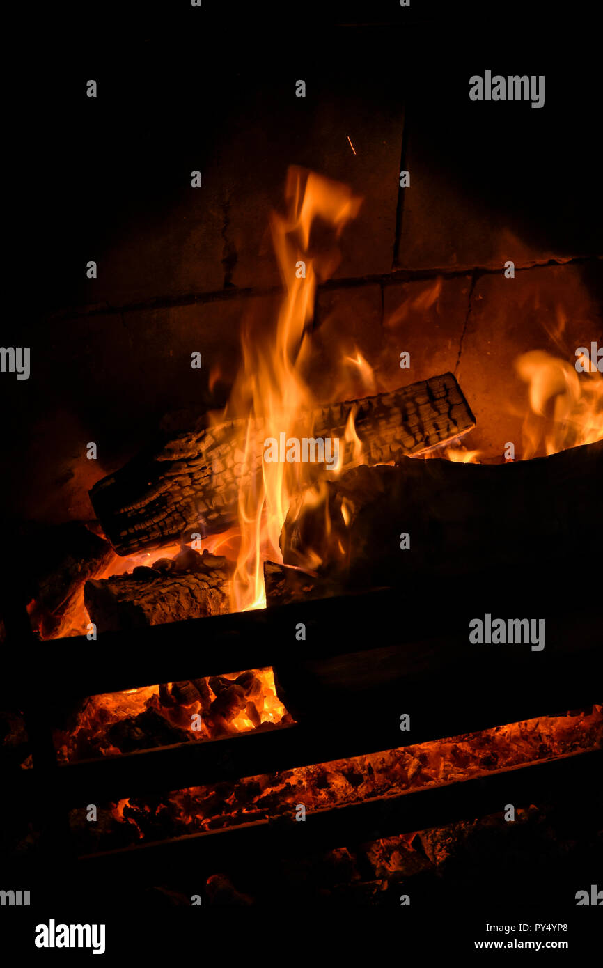 Log fire burning Stock Photo - Alamy