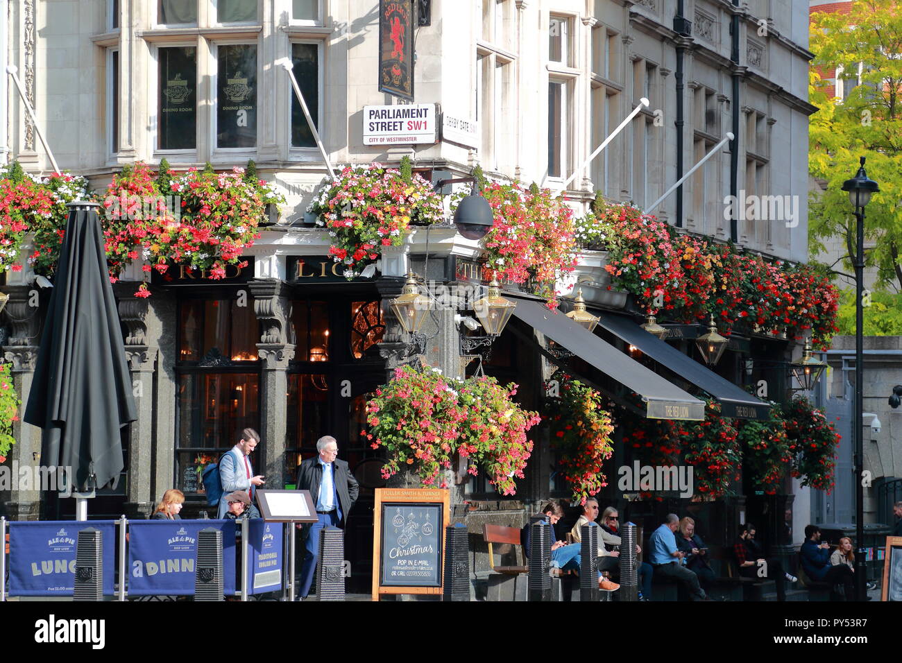 Red lion pub public house hi-res stock photography and images - Alamy