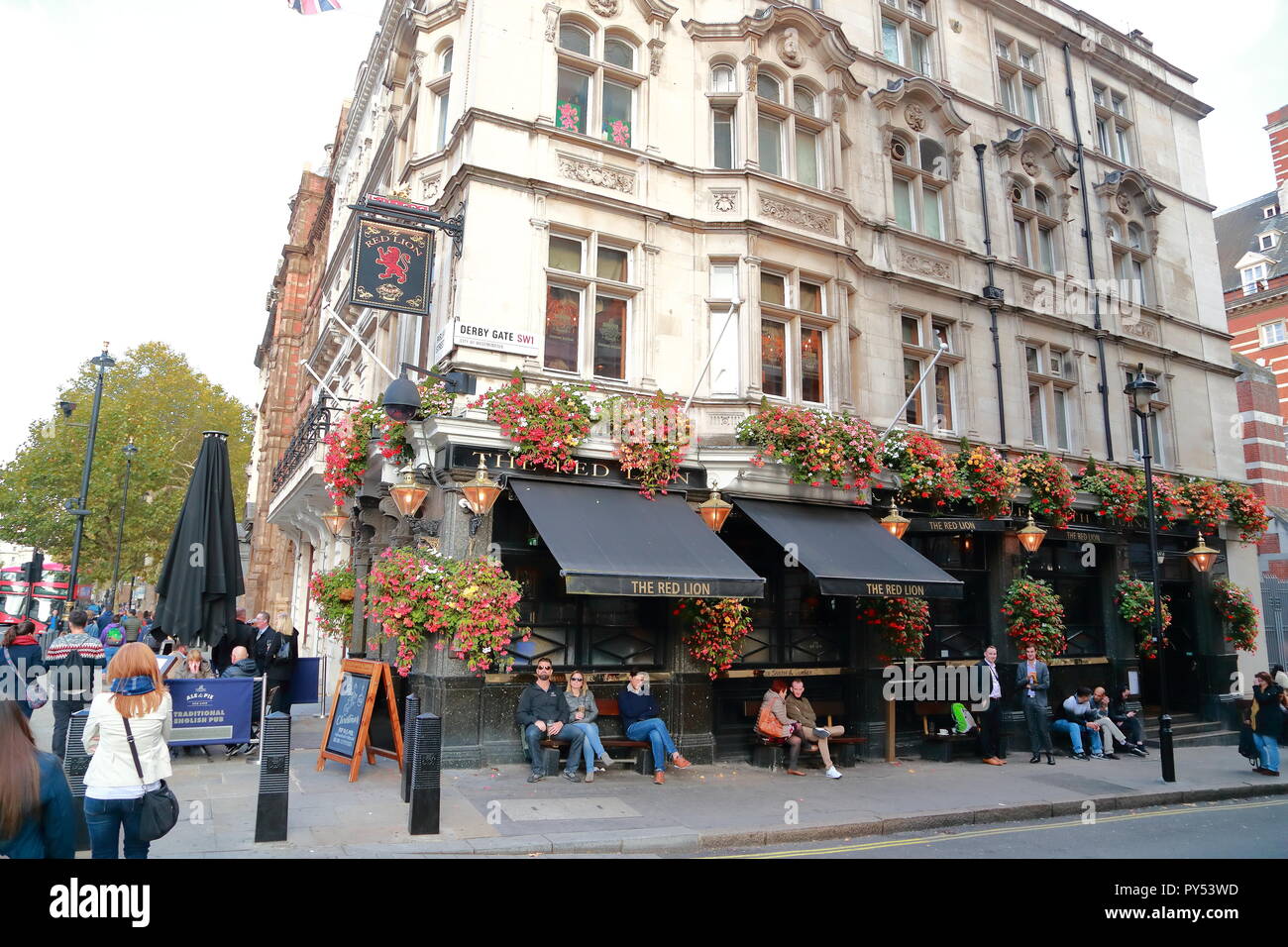 The red lion pub london hi-res stock photography and images - Alamy