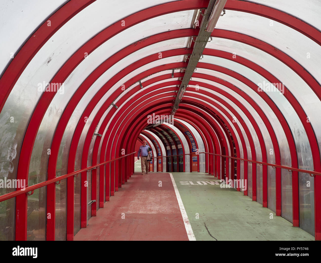 Pedestrian walkway over clydeside expressway hi-res stock photography ...