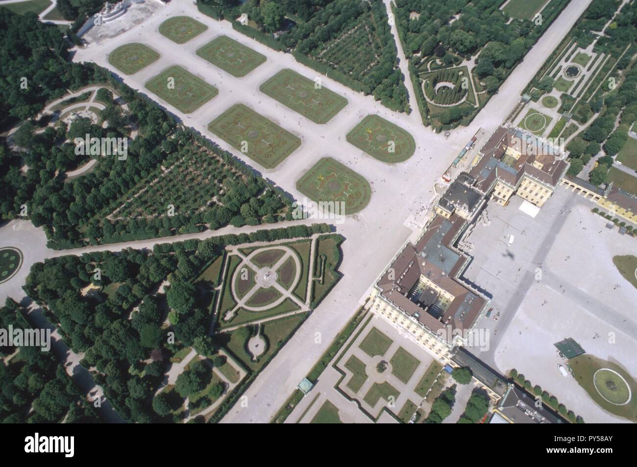 Wien, Schloß Schönbrunn, Luftbild - Vienna, Schoenbrunn Palace, Aerial ...