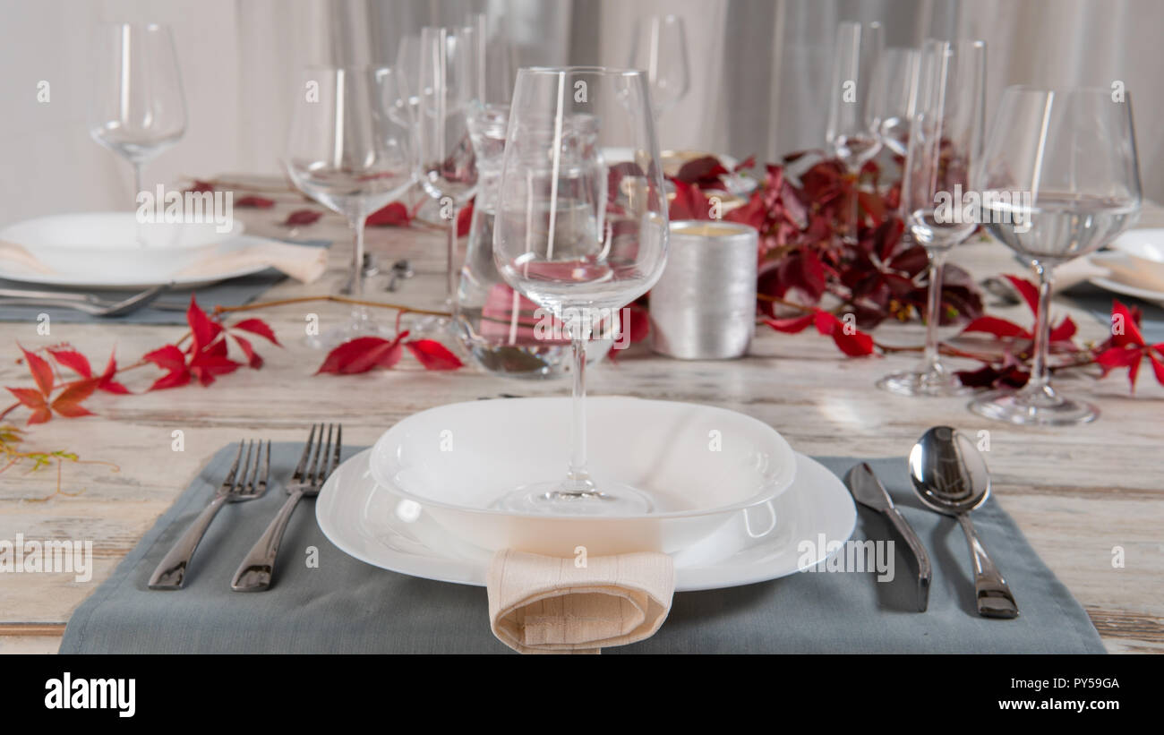 white plate table setting on wooden table Stock Photo - Alamy