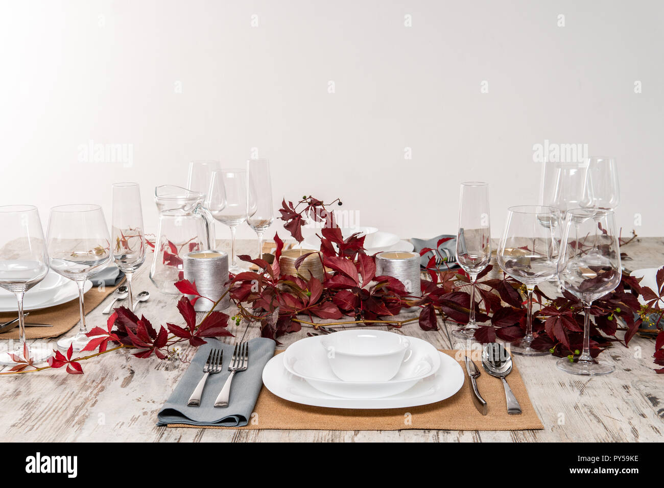 white plate table setting on wooden table Stock Photo - Alamy