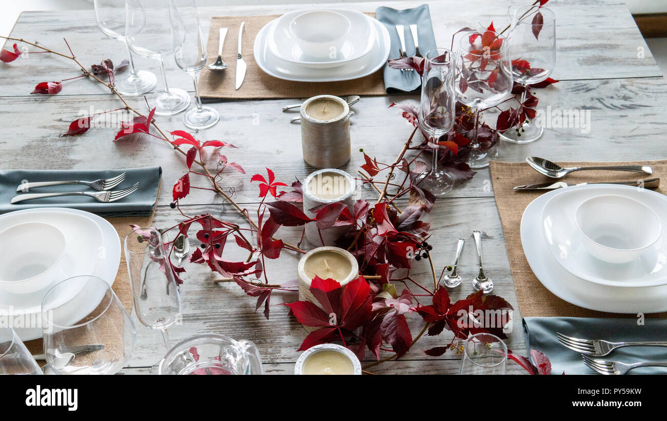 white plate table setting on wooden table Stock Photo - Alamy