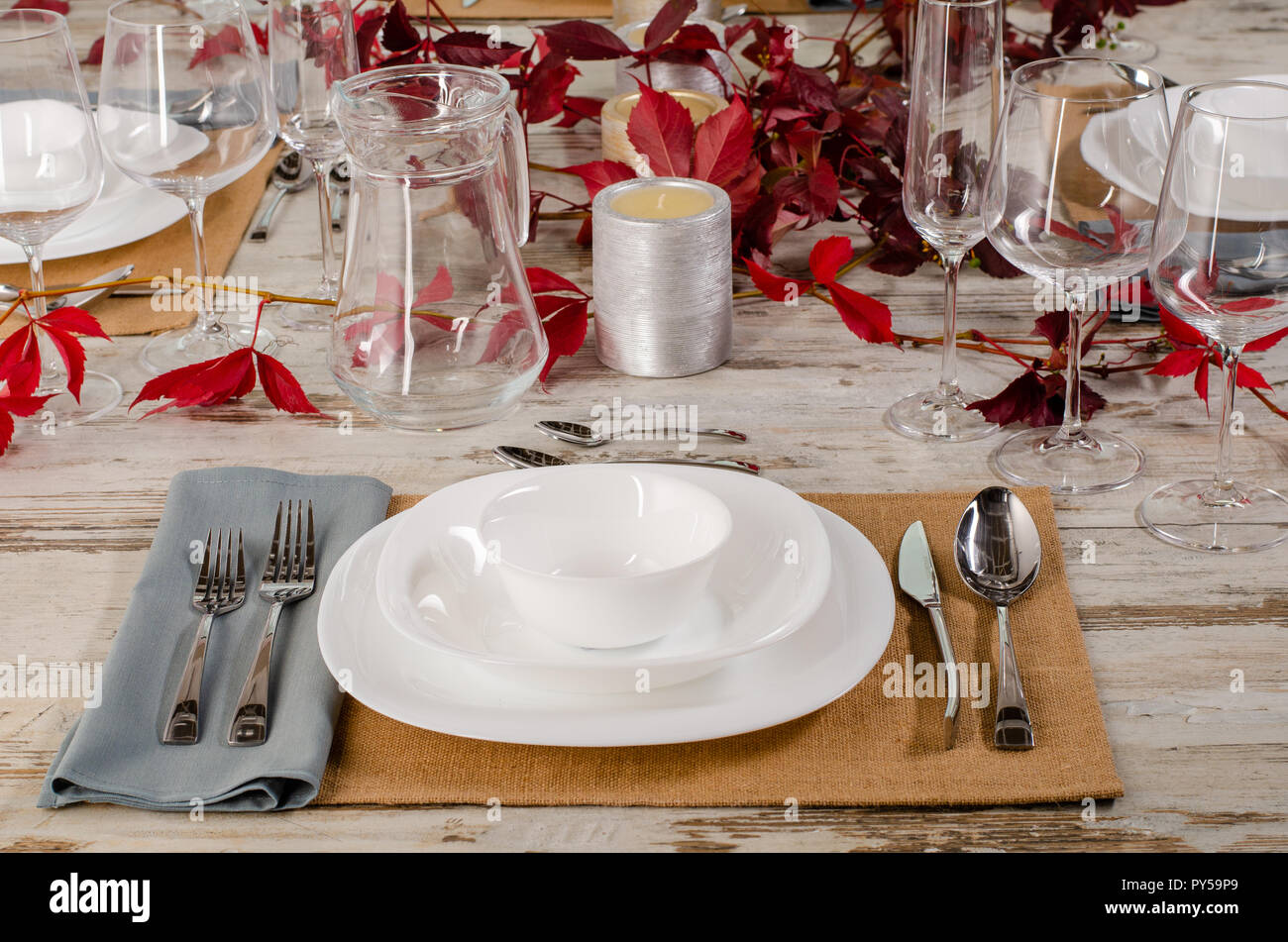 Festive table setting willow hi-res stock photography and images - Alamy