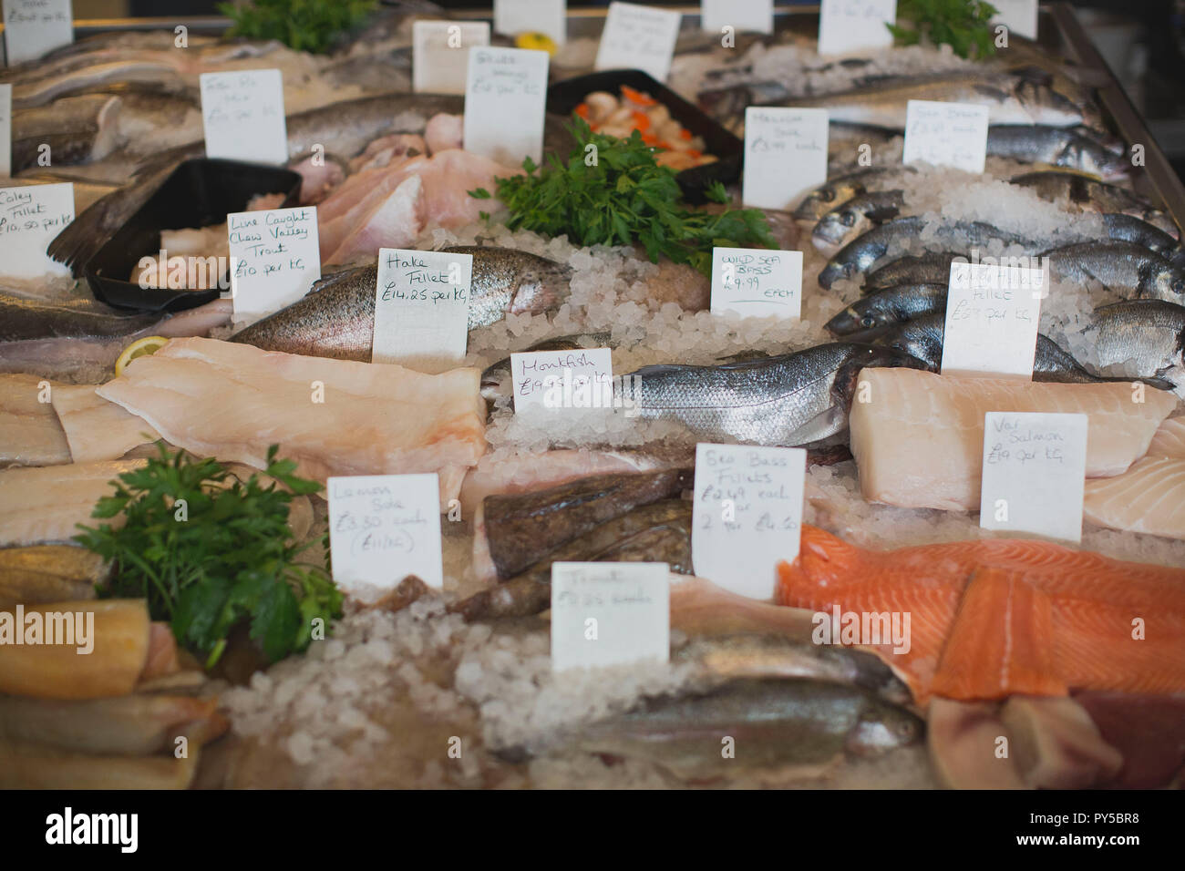 Fishmonger counter hi-res stock photography and images - Alamy