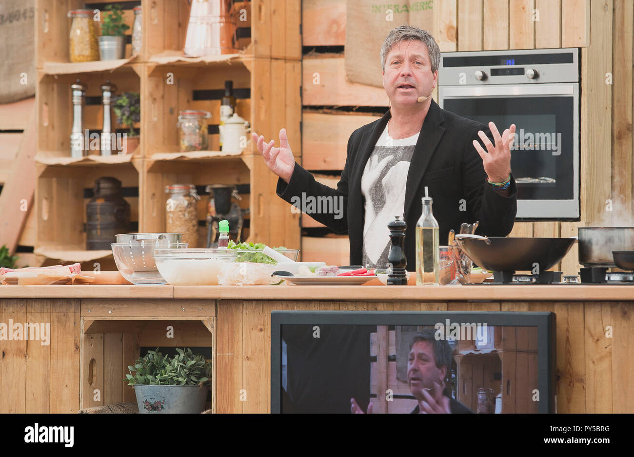 Australian celebrity chef hi-res stock photography and images - Alamy