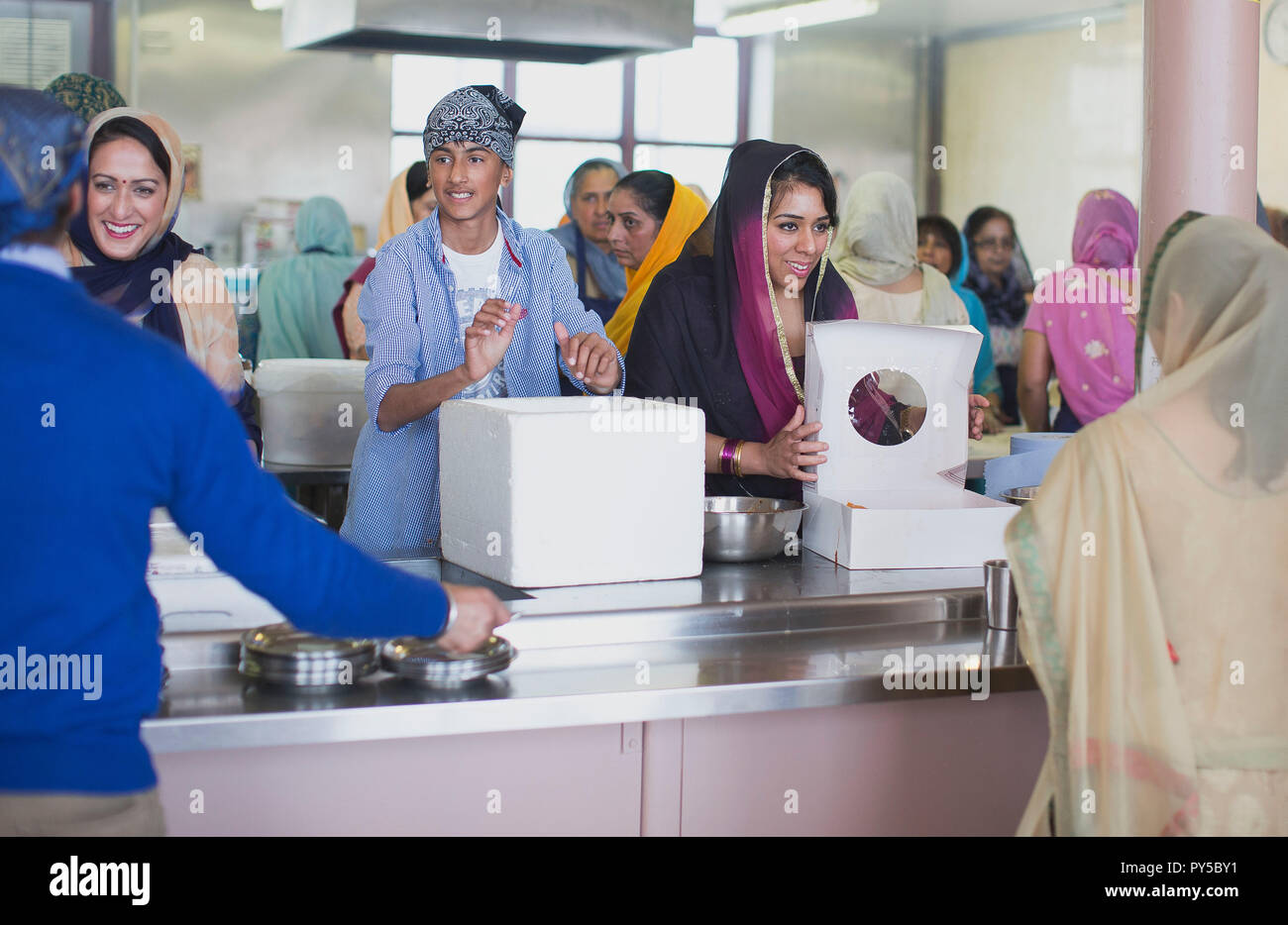 Kitchen langar in sikh gurdwara hi-res stock photography and images - Alamy