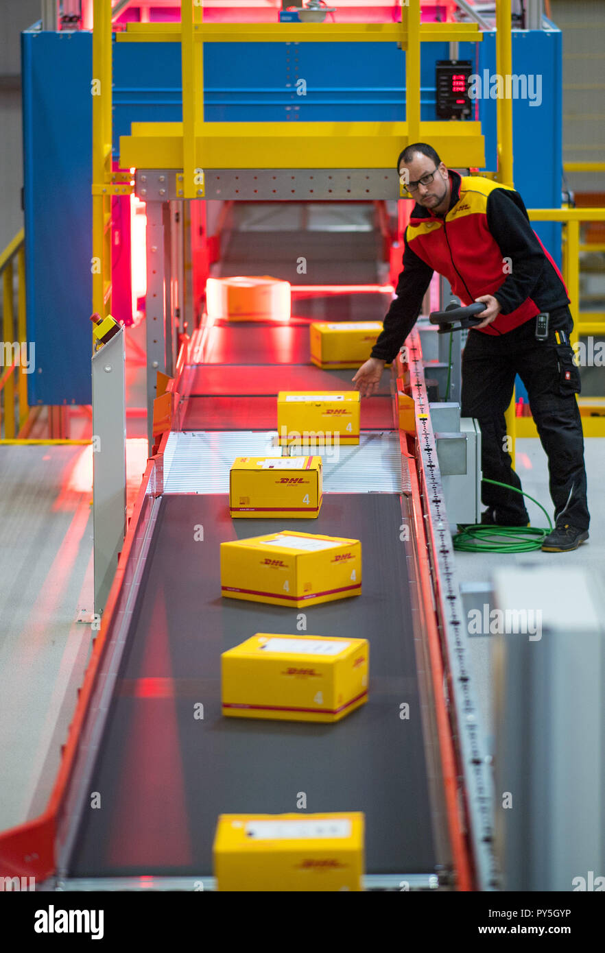 Klipphausen, Germany. 25th Oct, 2018. Employee Manuel Kunze supervises ...