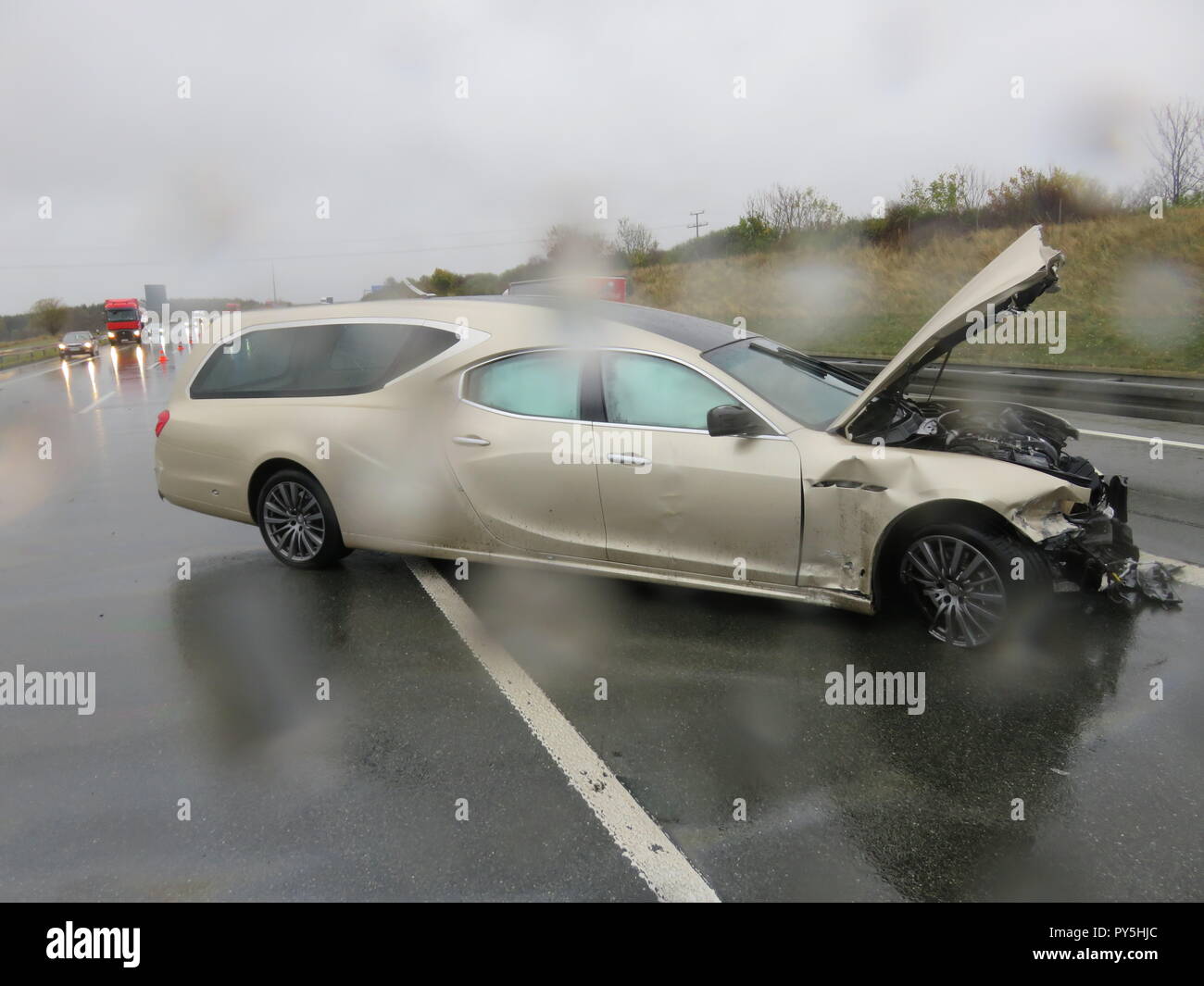 Berg, Germany. 24th Oct, 2018. A gold-coloured Maserati with a funeral ...