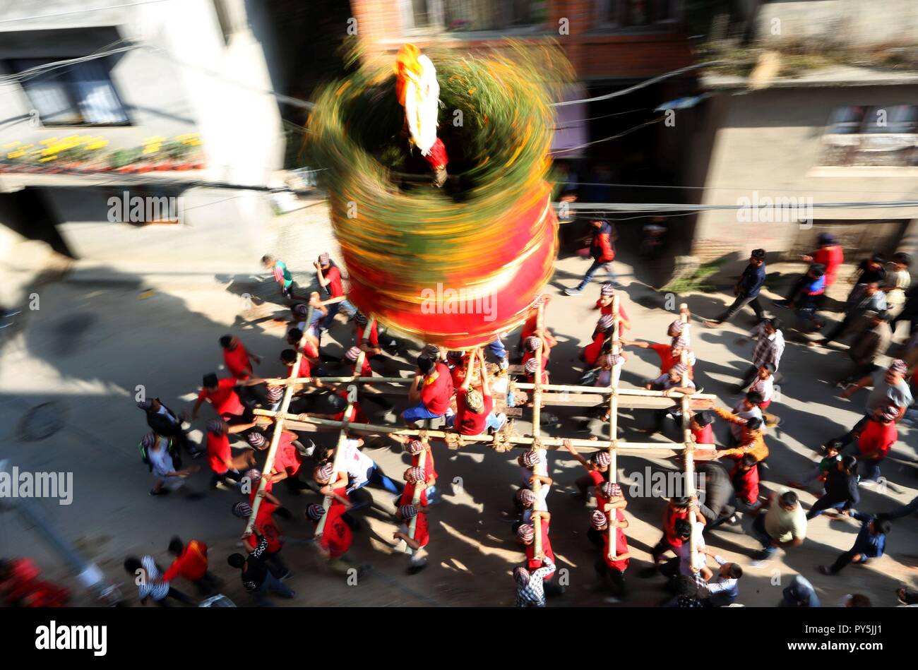 Kathmandu, Nepal. 25th Oct, 2018. People rotate a traditional chariot ...