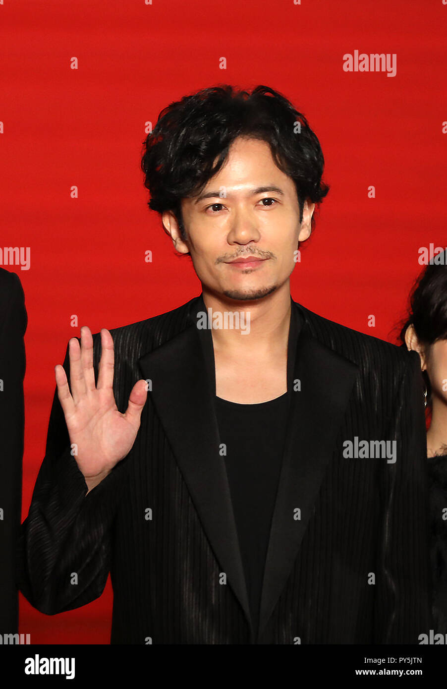 Tokyo, Japan. 25th Oct, 2018. Japanese actor Goro Inagaki waves his hand on the red carpet for ...
