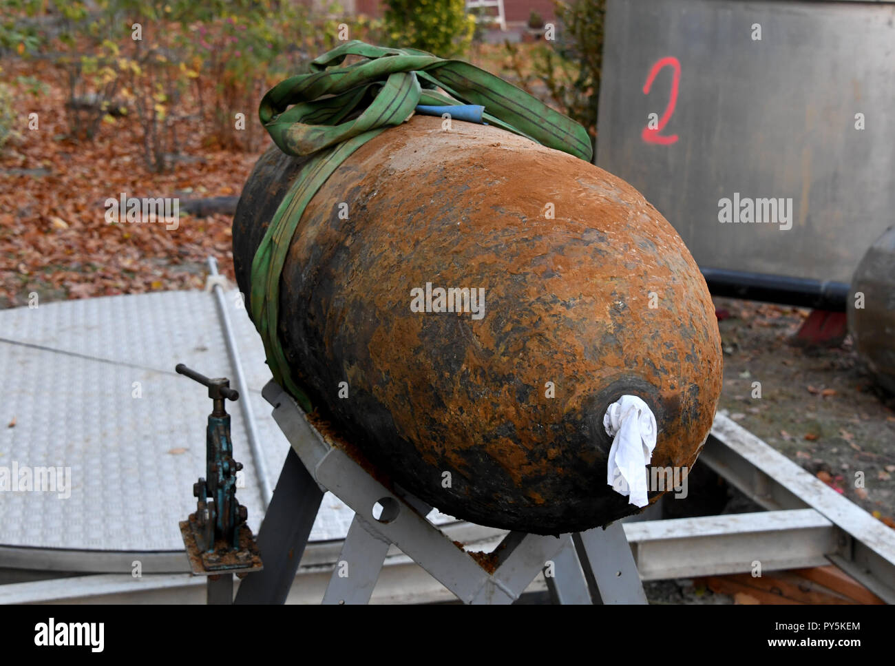 Ten ton bomb hi-res stock photography and images - Alamy