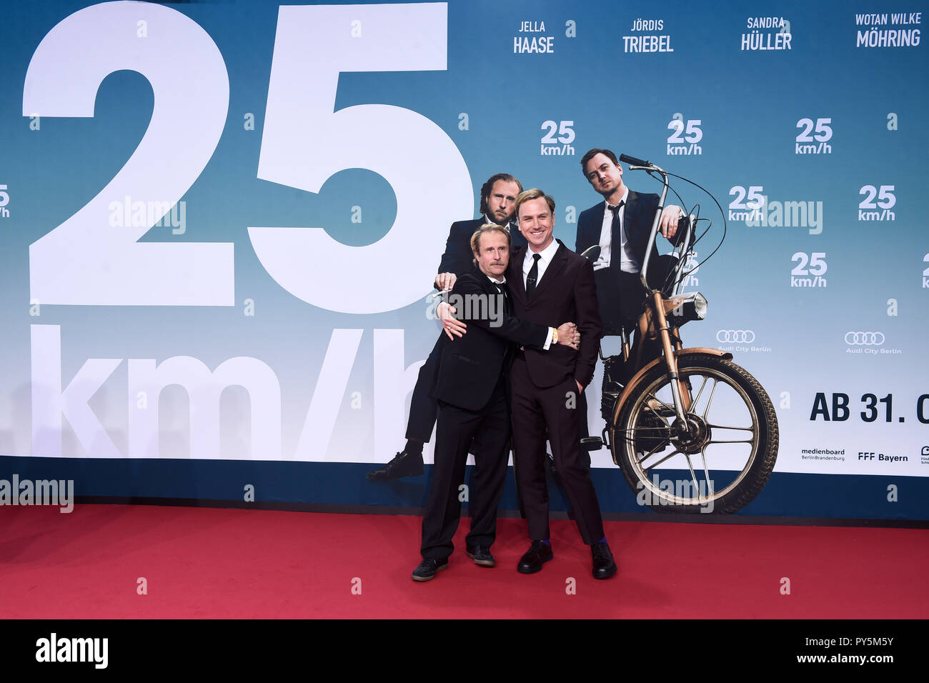 Berlin, Germany. 25th Oct, 2018. The actors Bjarne Ingmar Mädel (l) and ...
