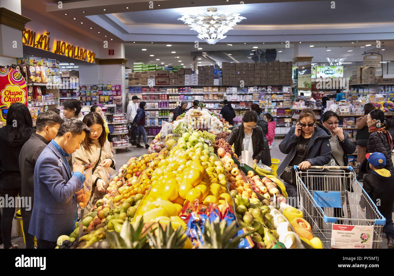 October 13, 2018 - Ulaanbaatar, Mongolia - Customers are seen ...