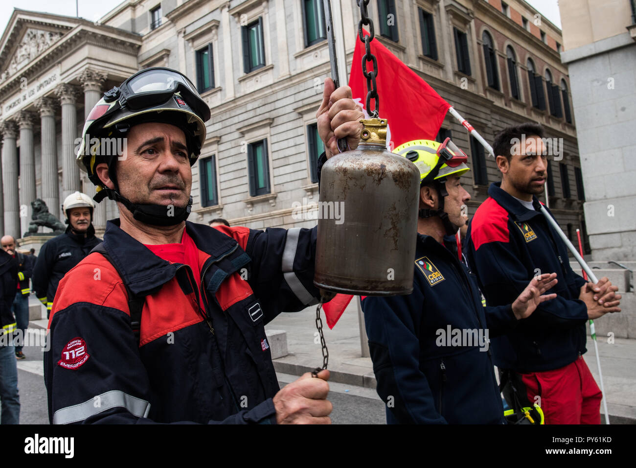 Madrid, Spain. 26th Oct, 2018. A firefighter protesting ringing a bell ...