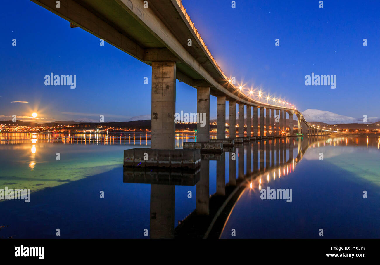 Sandnessund Bridge crosses the Sandnessundet strait between the islands ...