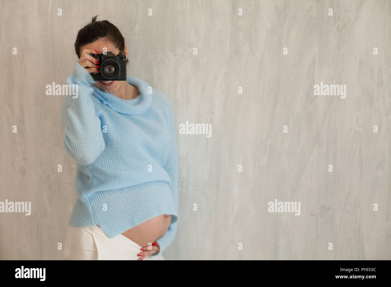 pregnant woman photographer with a film camera 1 Stock Photo - Alamy