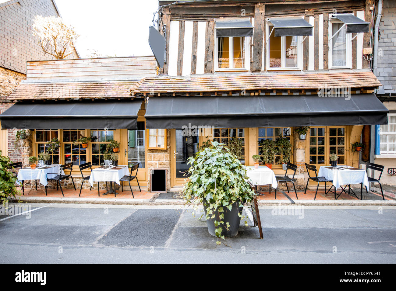 Honfleur shops hi-res stock photography and images - Alamy