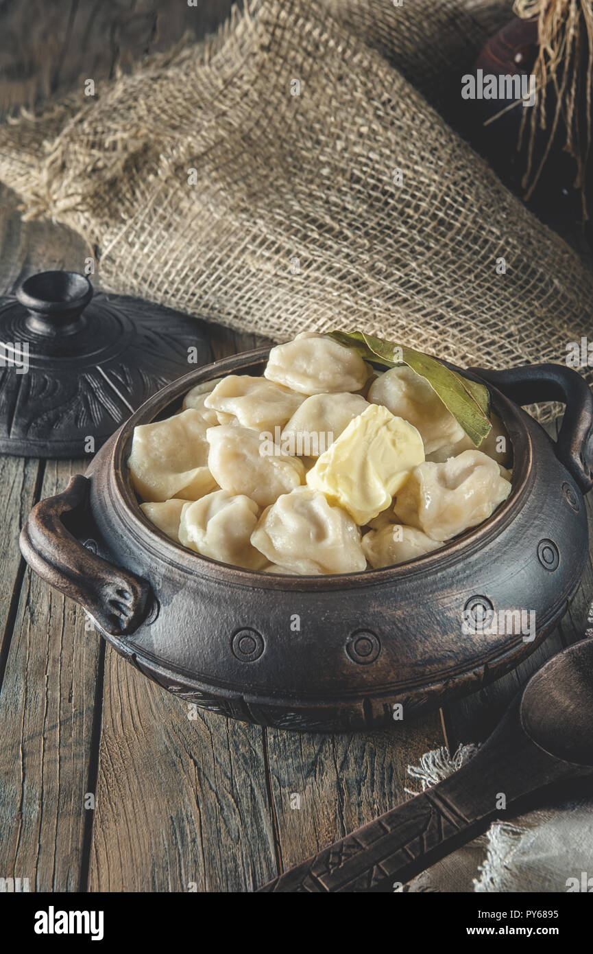 pelmeni Russian national Ukrainian dish in a clay pot Stock Photo - Alamy