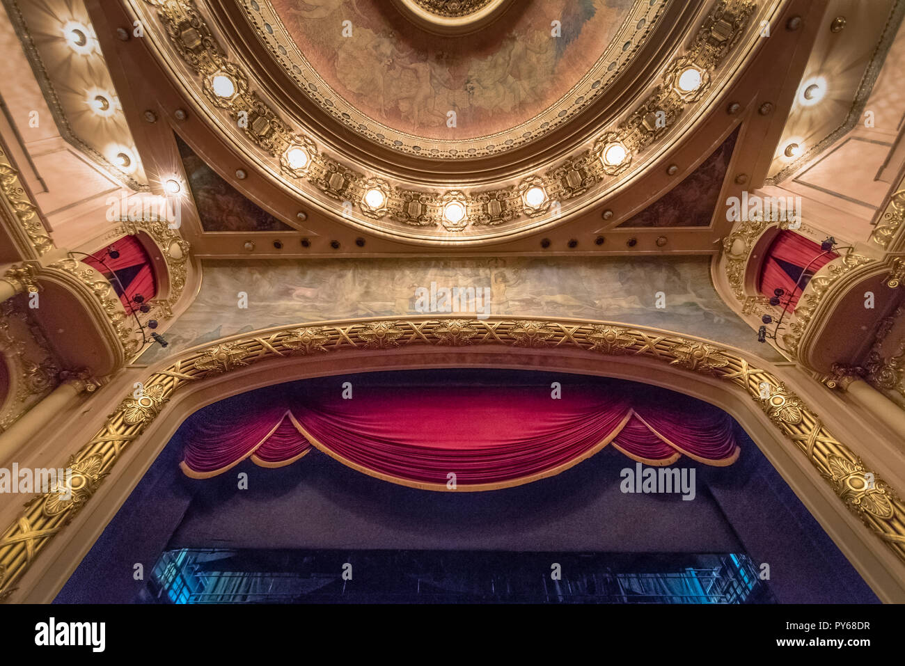 Main stage at Rio de Janeiro Municipal Theatre interior - Rio de ...