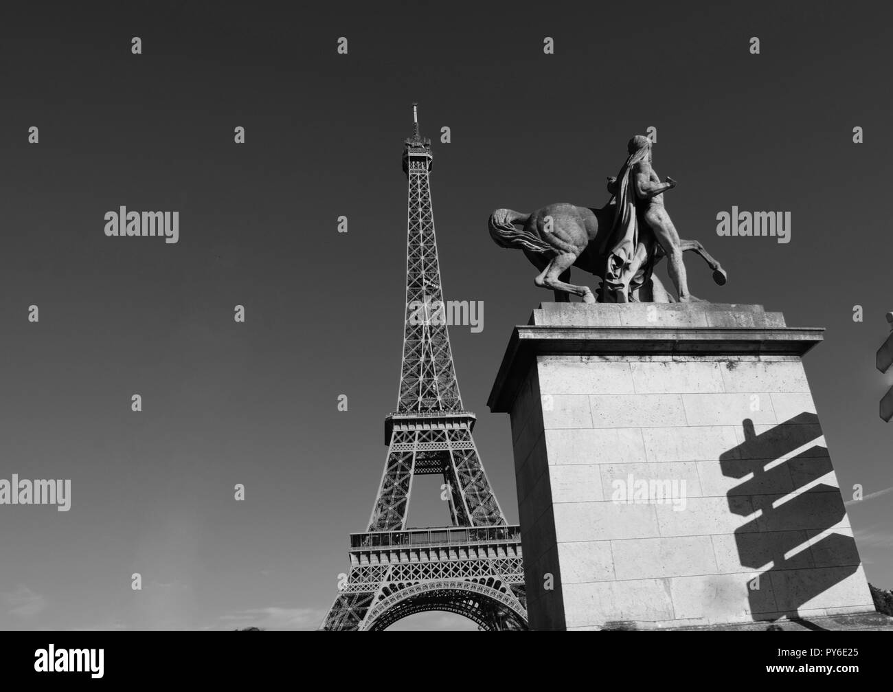 Eiffel tower bridge pont Black and White Stock Photos & Images - Alamy