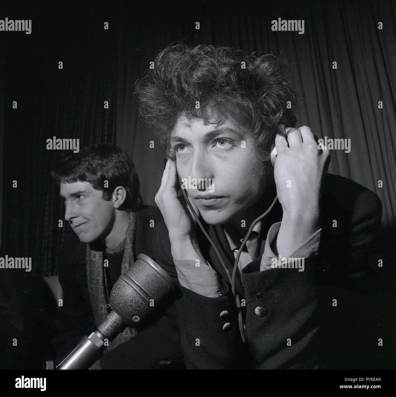 Bob dylan 1965 hi-res stock photography and images - Alamy