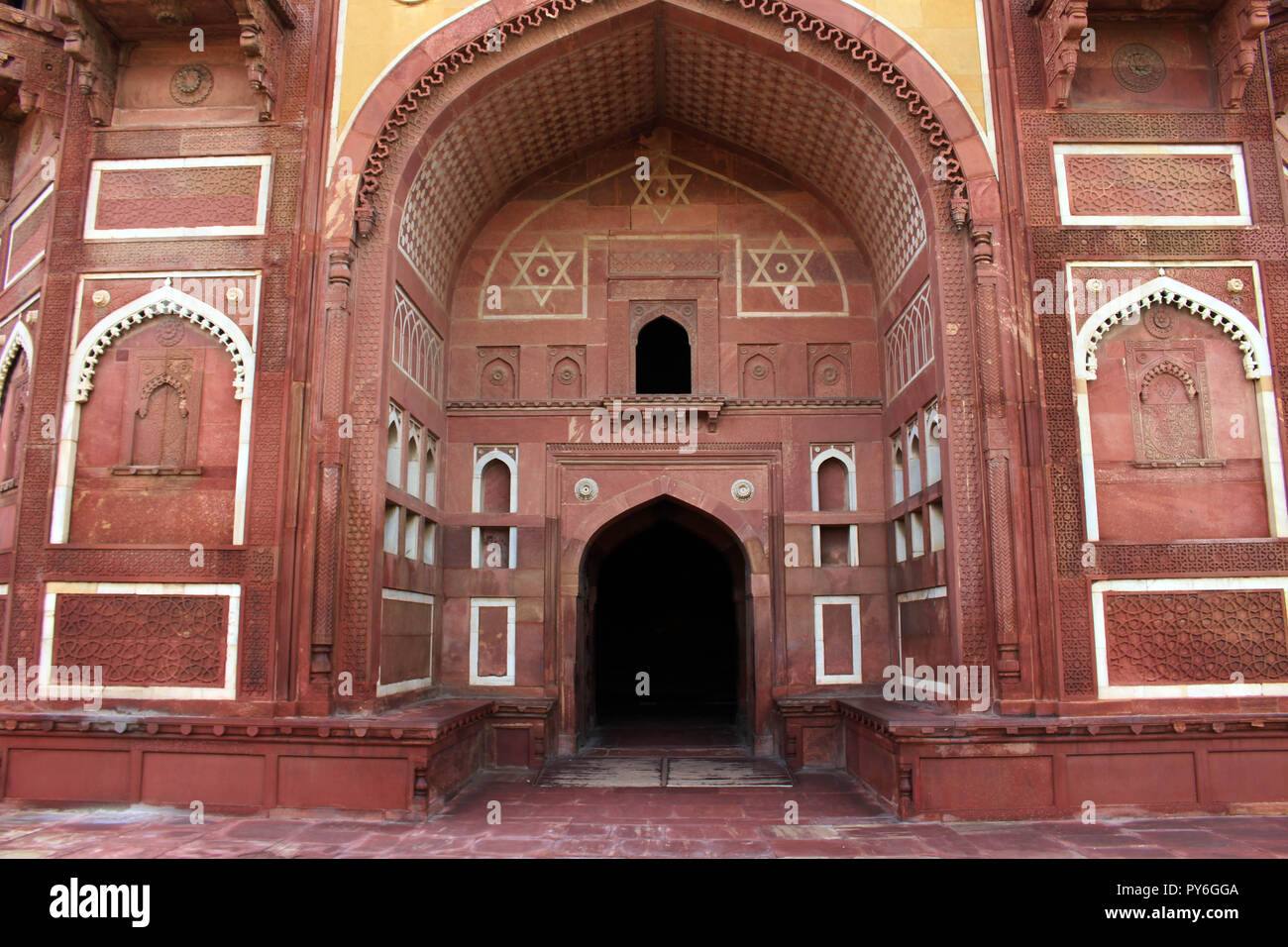 The magnificent detail of architecture inside the complex of Agra Fort ...