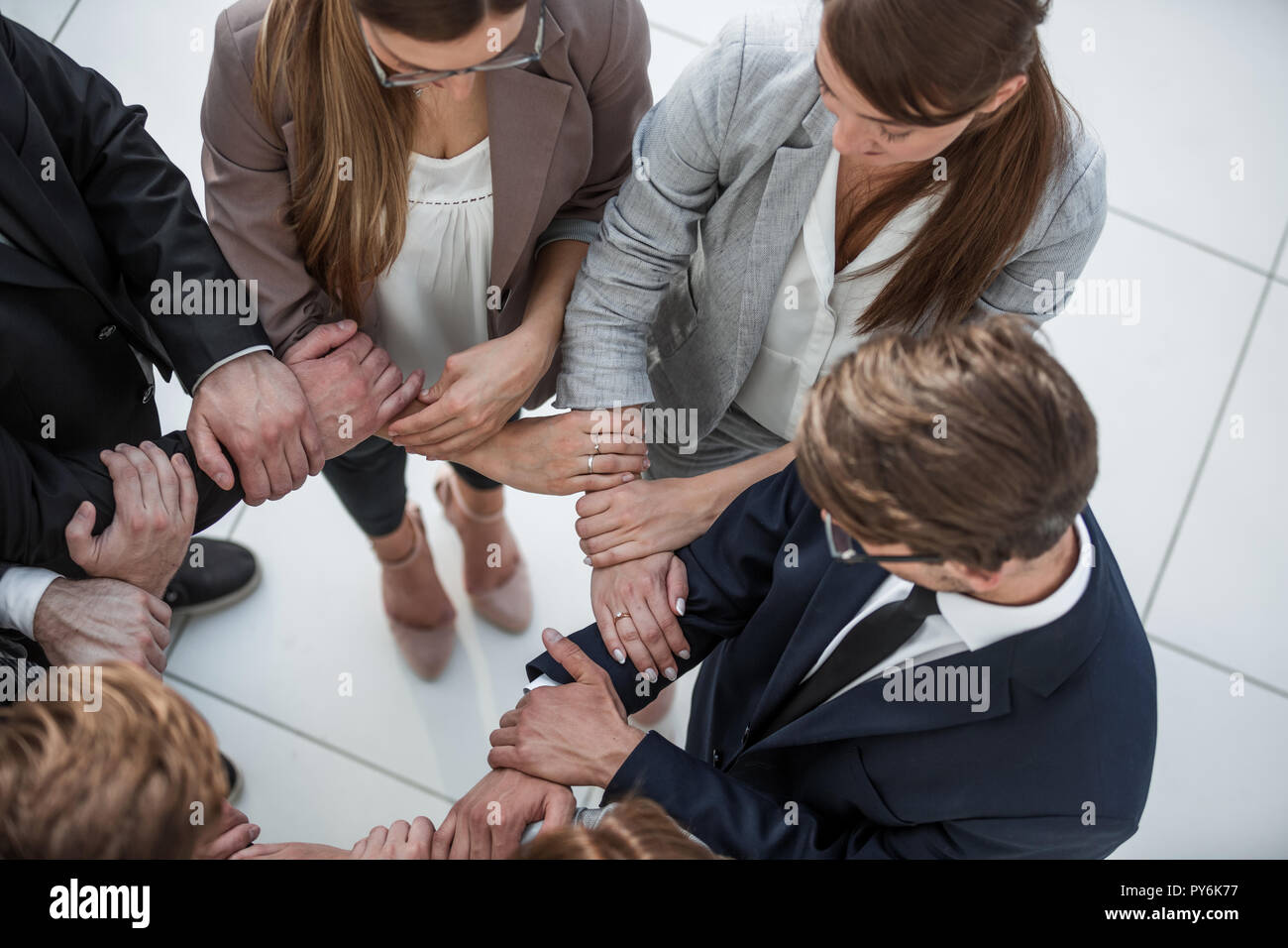 Men forming a circle hi-res stock photography and images - Alamy